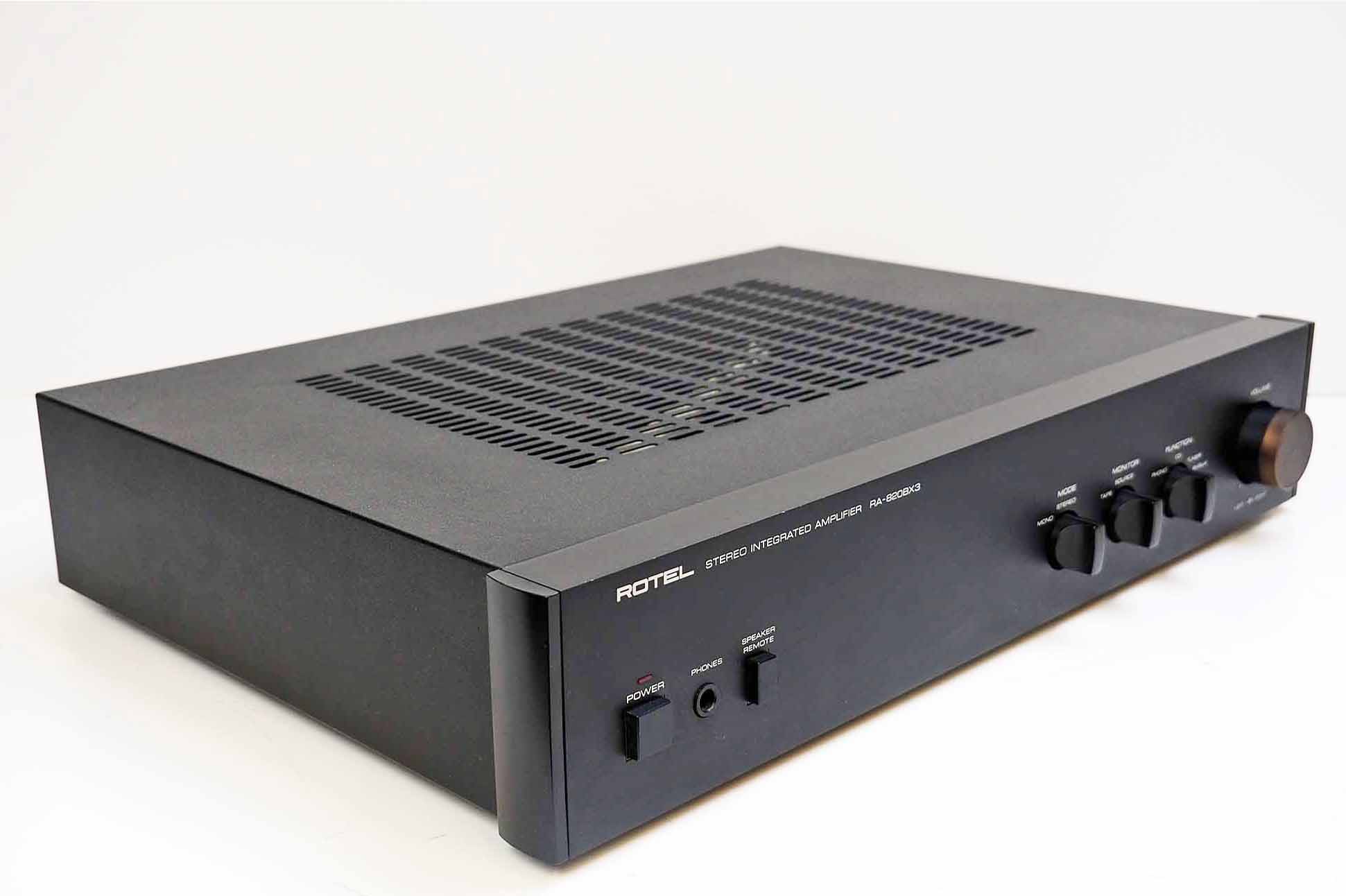 Rotel RA-820BX3 – Classic Audio